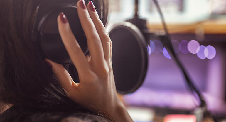 Voice-overs: What They Can Do for Your Videos in 2024 - Lemonlight